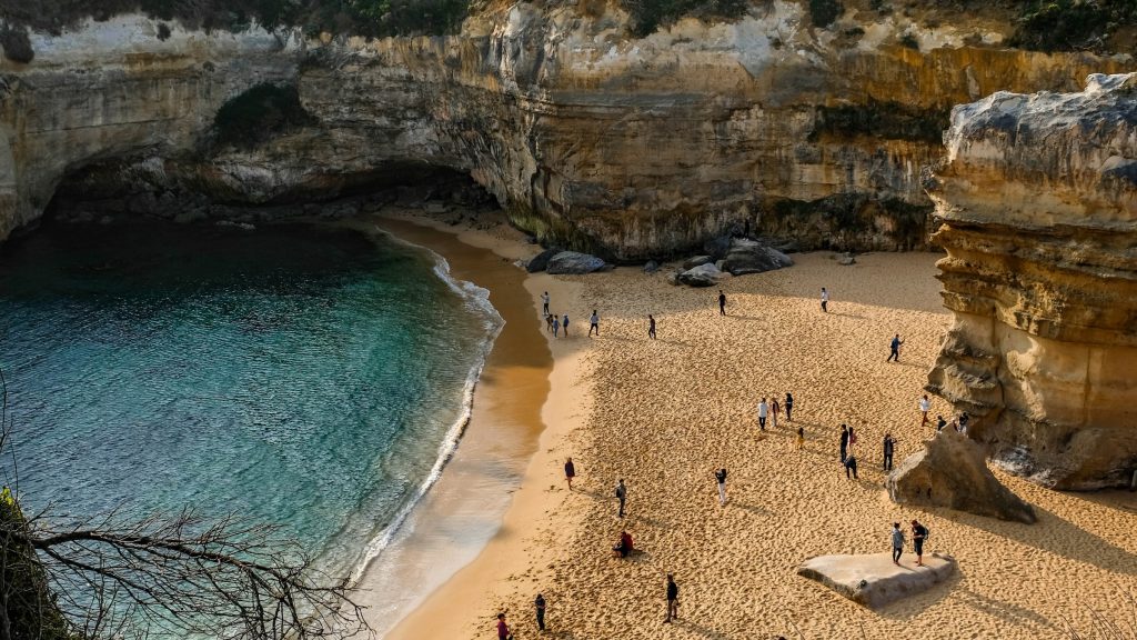 Can you swim at Loch Ard Gorge? – Explore Melbourne